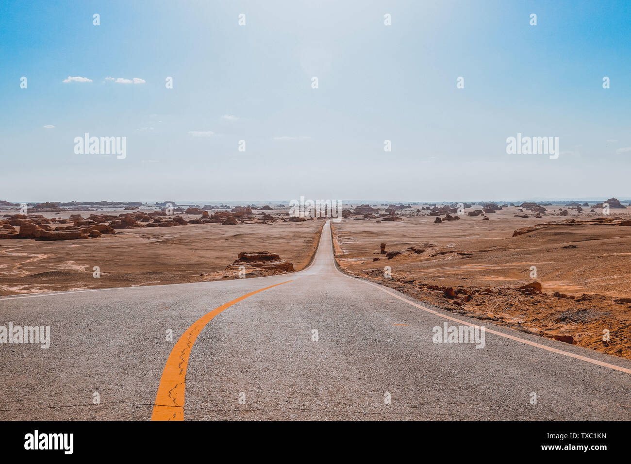 Endless roads hi-res stock photography and images - Alamy