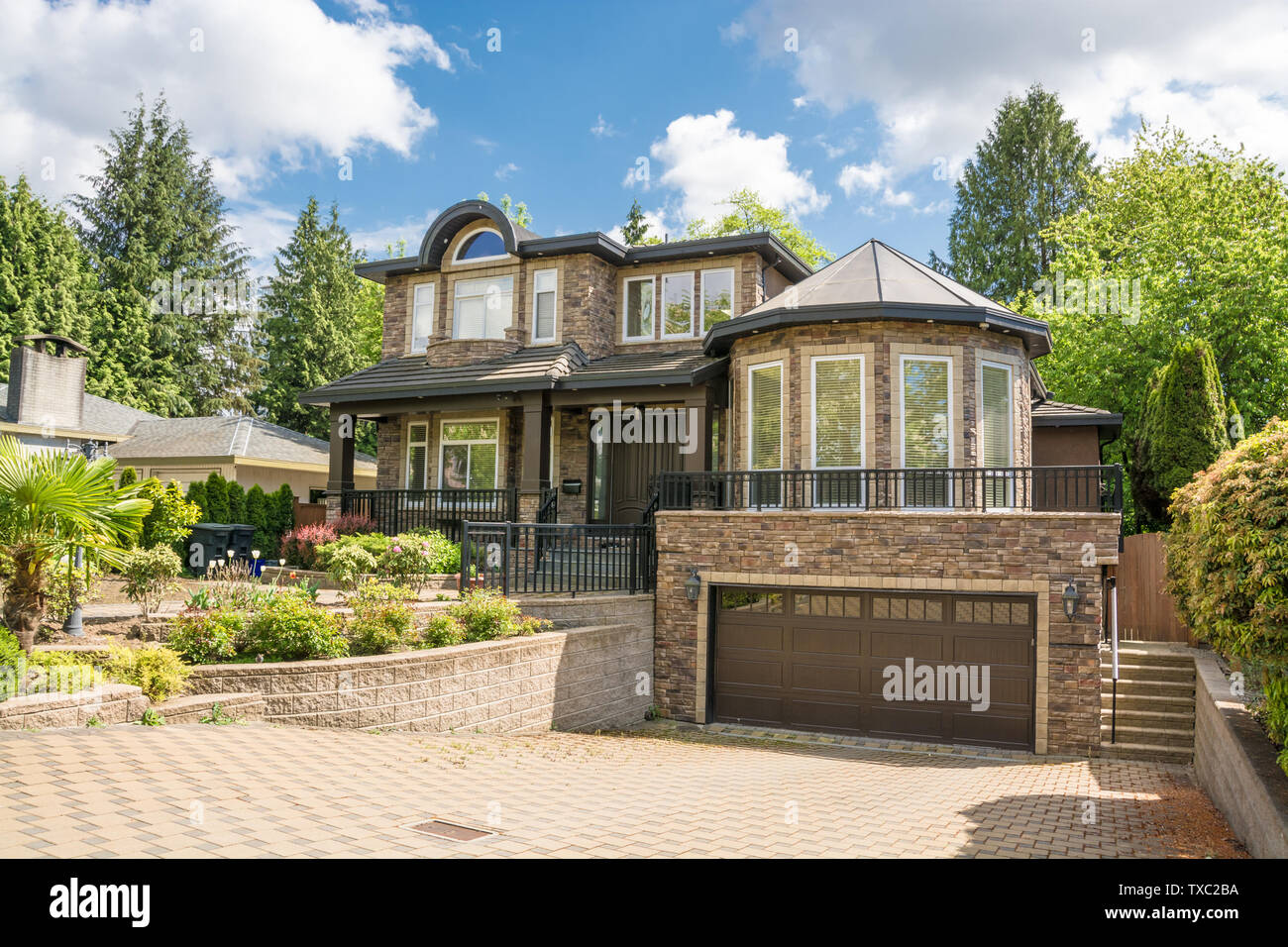 High end family home with rotunda above double garage Stock Photo - Alamy