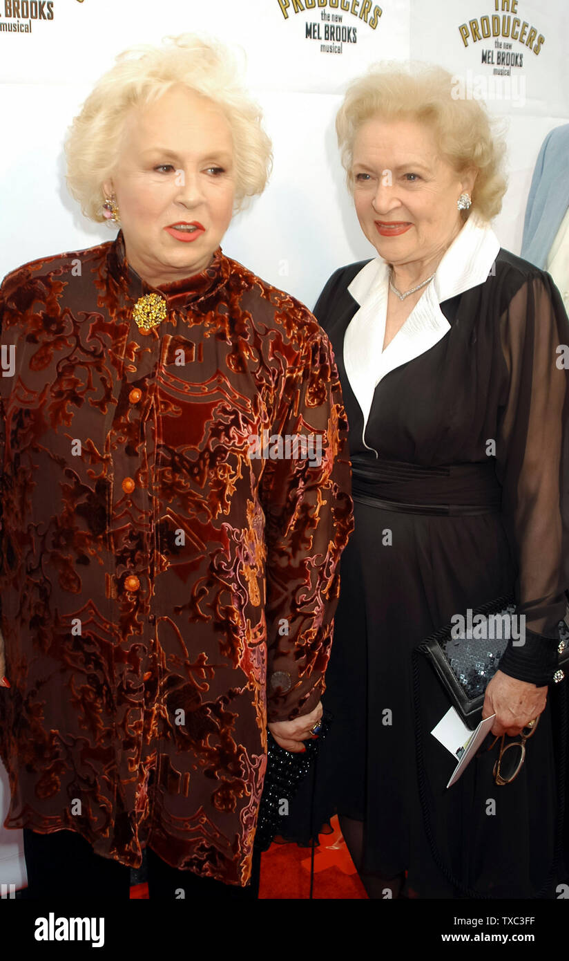 File photos doris roberts hi-res stock photography and images - Alamy
