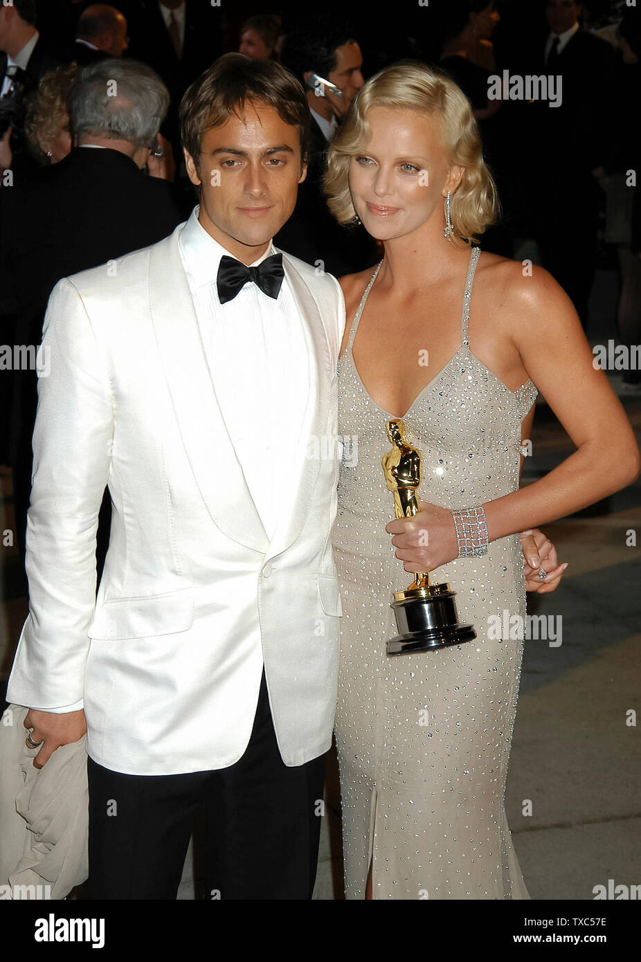Charlize Theron & Stuart Townsend at the 2004 Vanity Fair Oscar Party ...