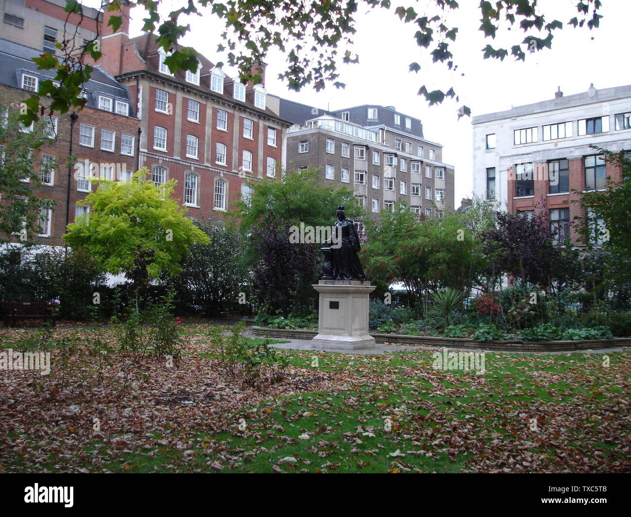 A queen square statue of queen charlotte in queen square hi-res stock ...