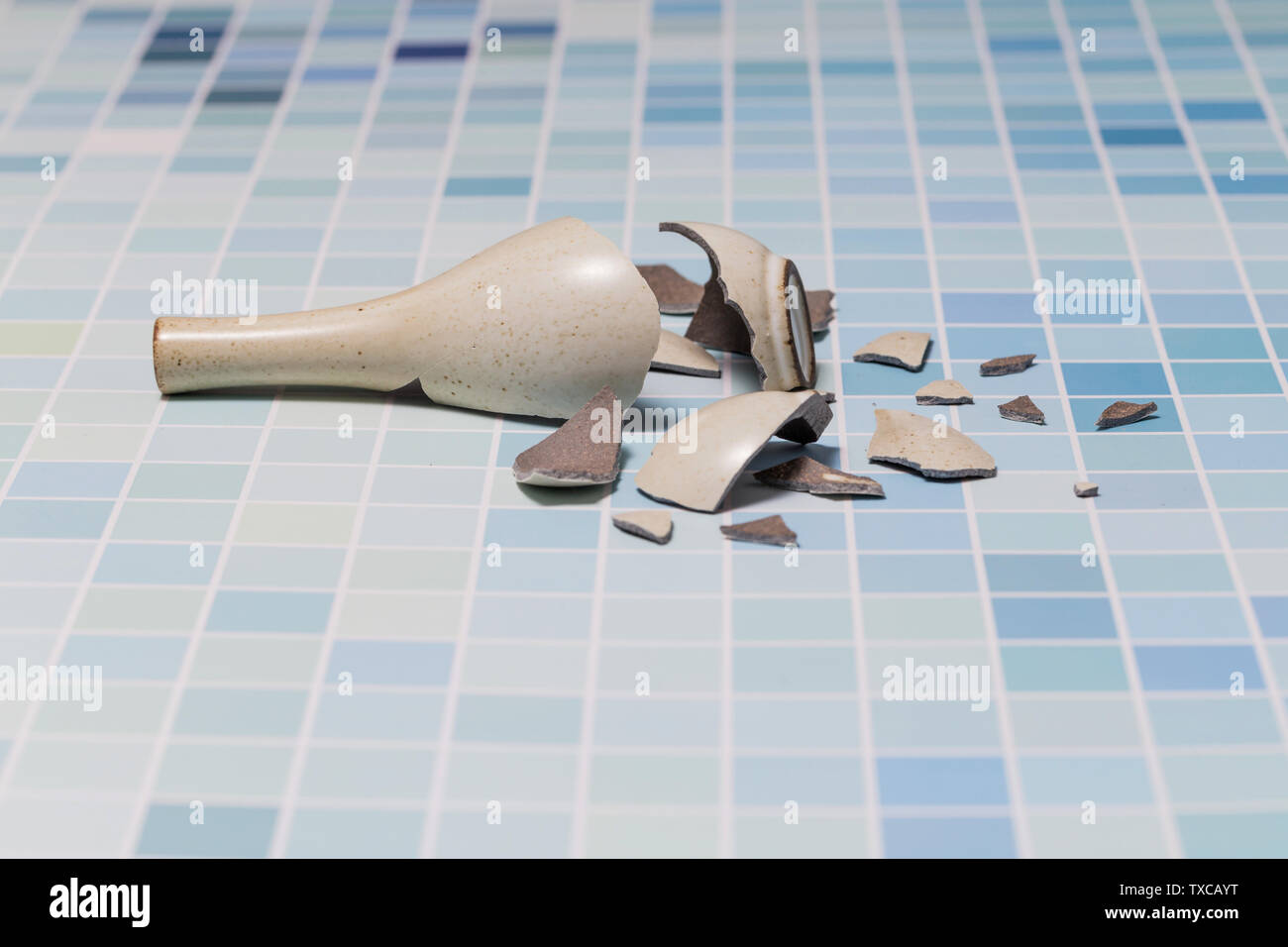 Broken vase hi-res stock photography and images - Alamy