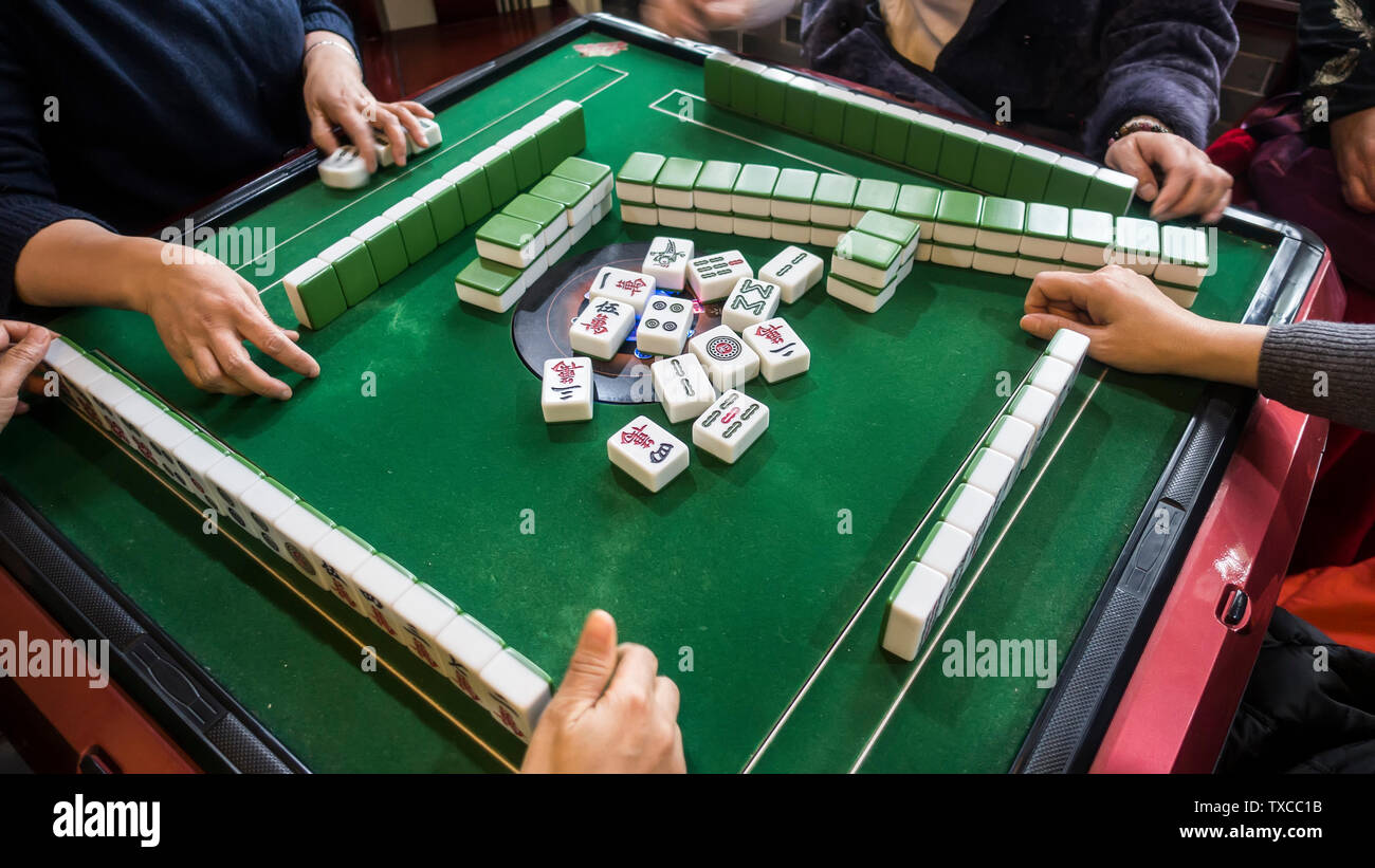 A kind of leisure and entertainment for the Chinese - playing mahjong ...