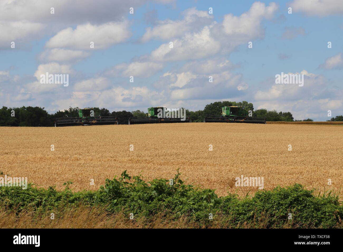 John deere combines hi-res stock photography and images - Alamy