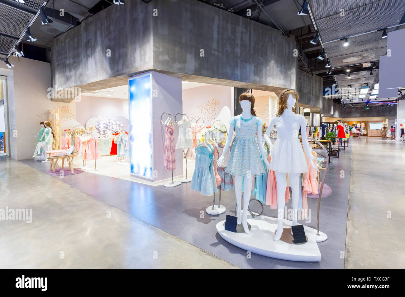 mannequins in fashion shop display window Stock Photo - Alamy