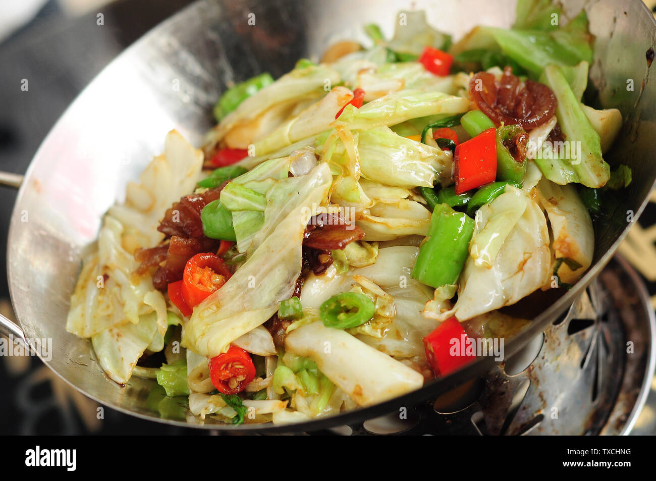 Dry pot hand-tearing cabbage Stock Photo - Alamy