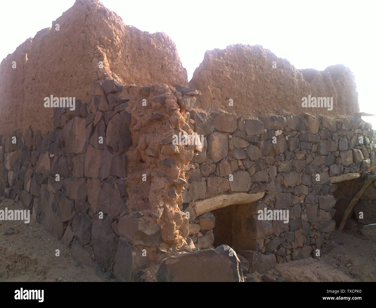 Old ruined stone building in saudi arabia hi-res stock photography and ...