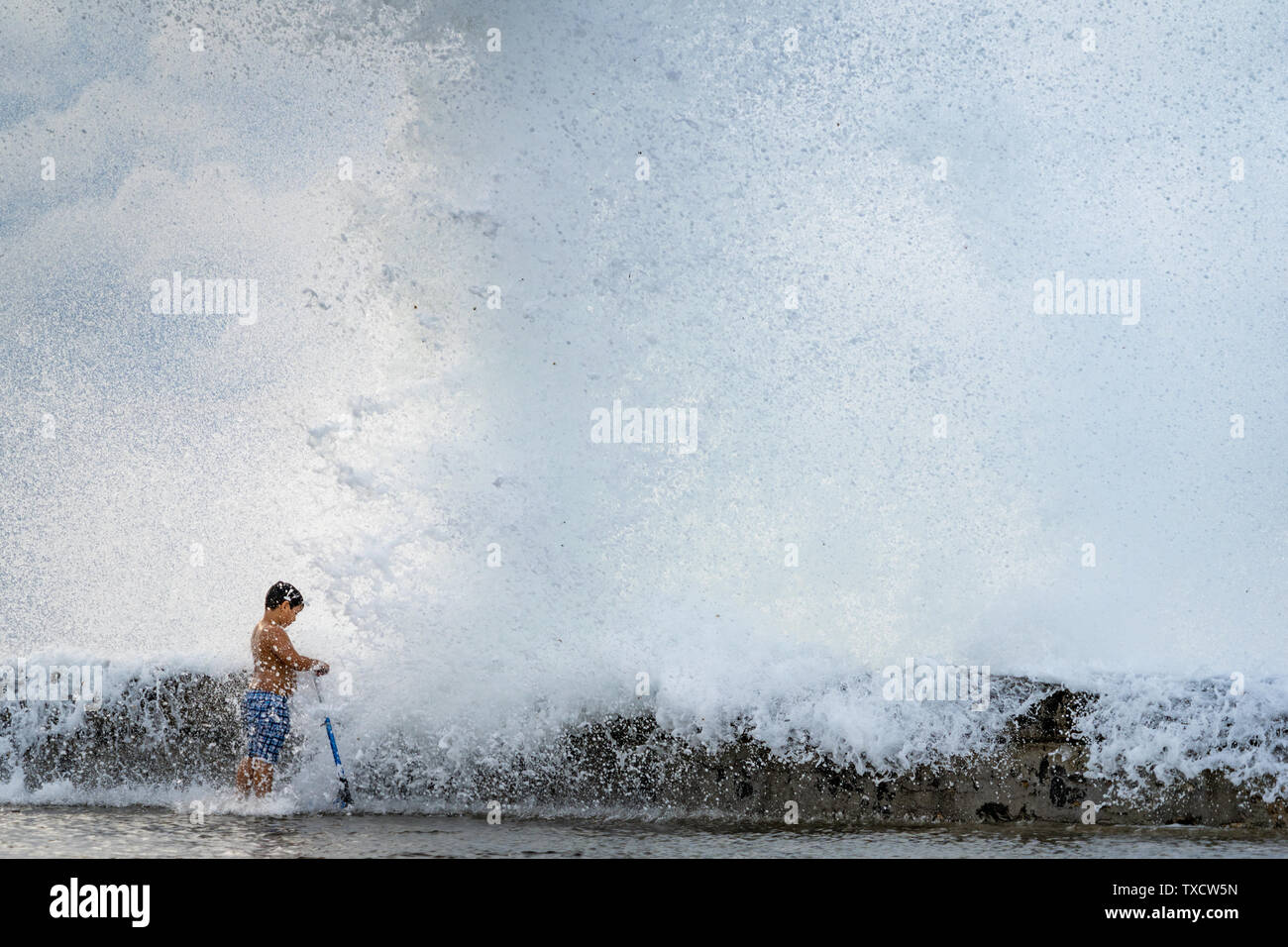 Beaches and coast brave wheelbarrow hi-res stock photography and images ...