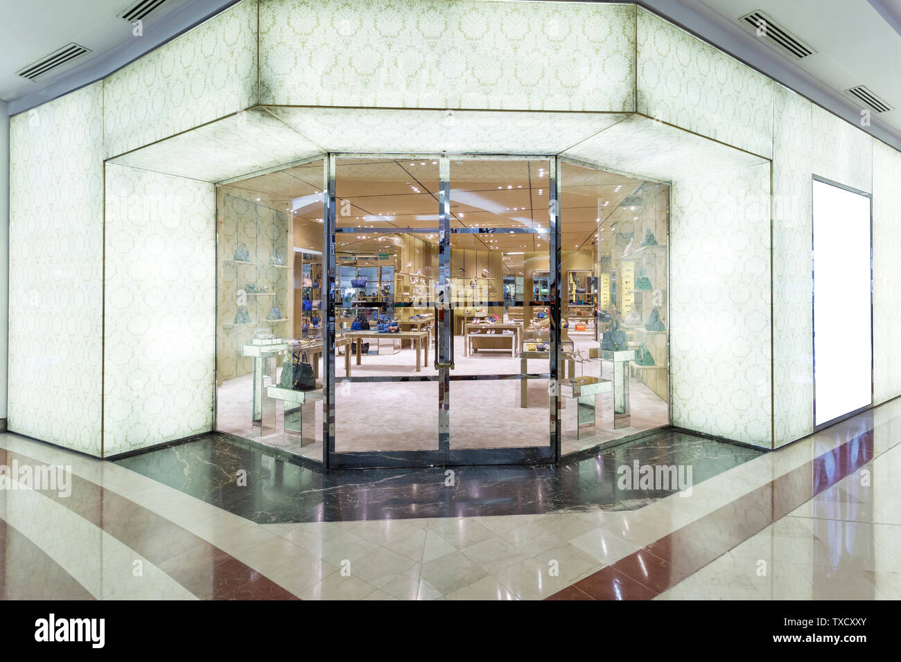 handbag retail fasion store and showcase Stock Photo - Alamy