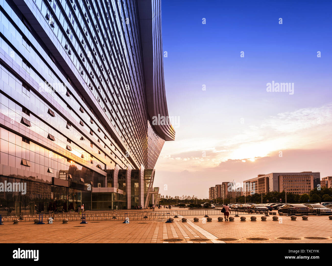 Empty road and building facade Stock Photo - Alamy