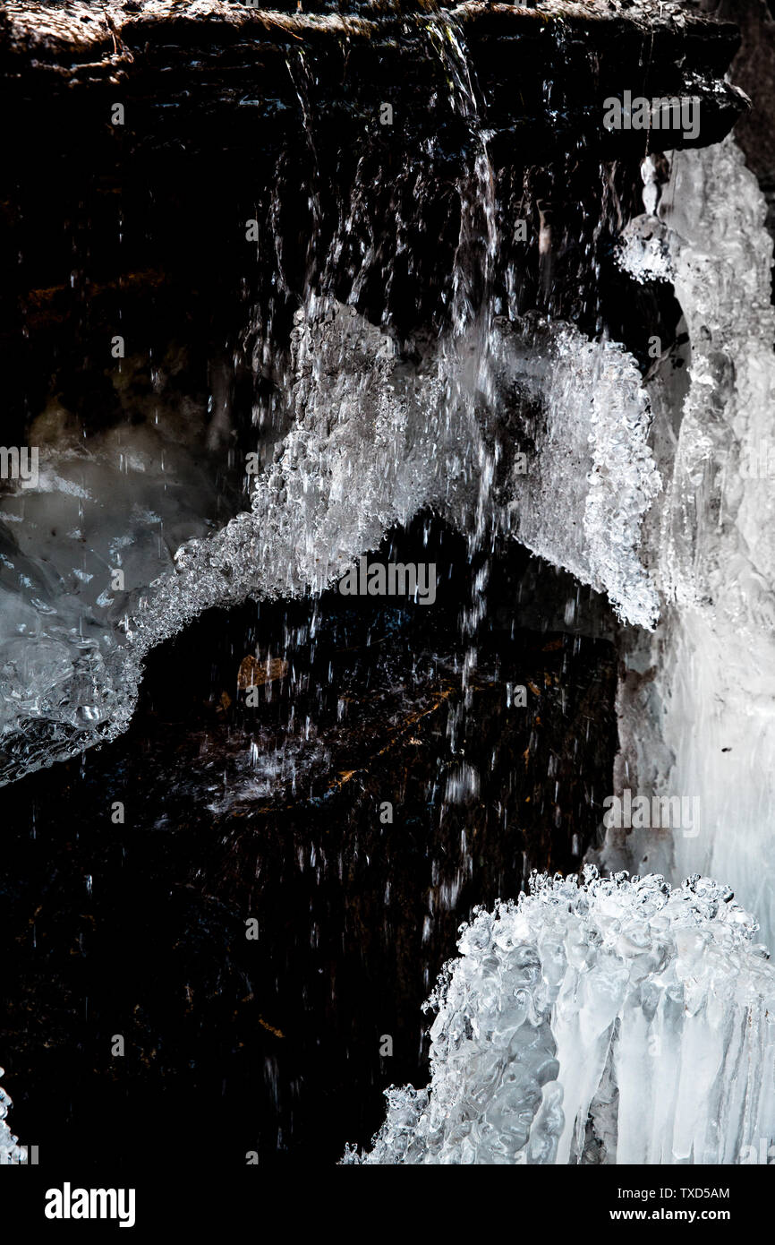 Ice dropping into water hi-res stock photography and images - Alamy