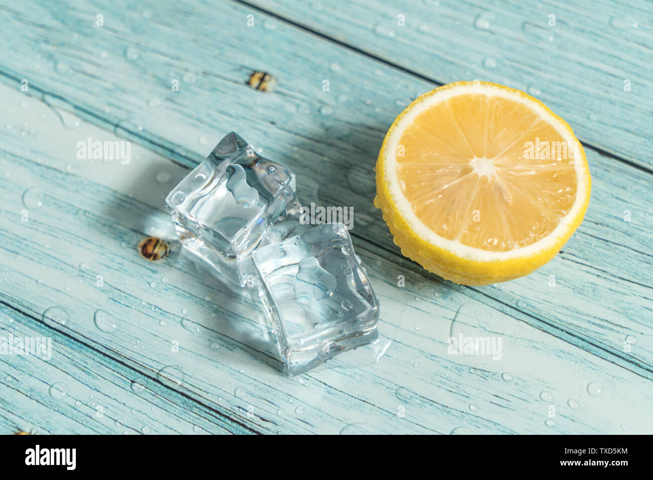 Lemon and ice cubes Stock Photo - Alamy