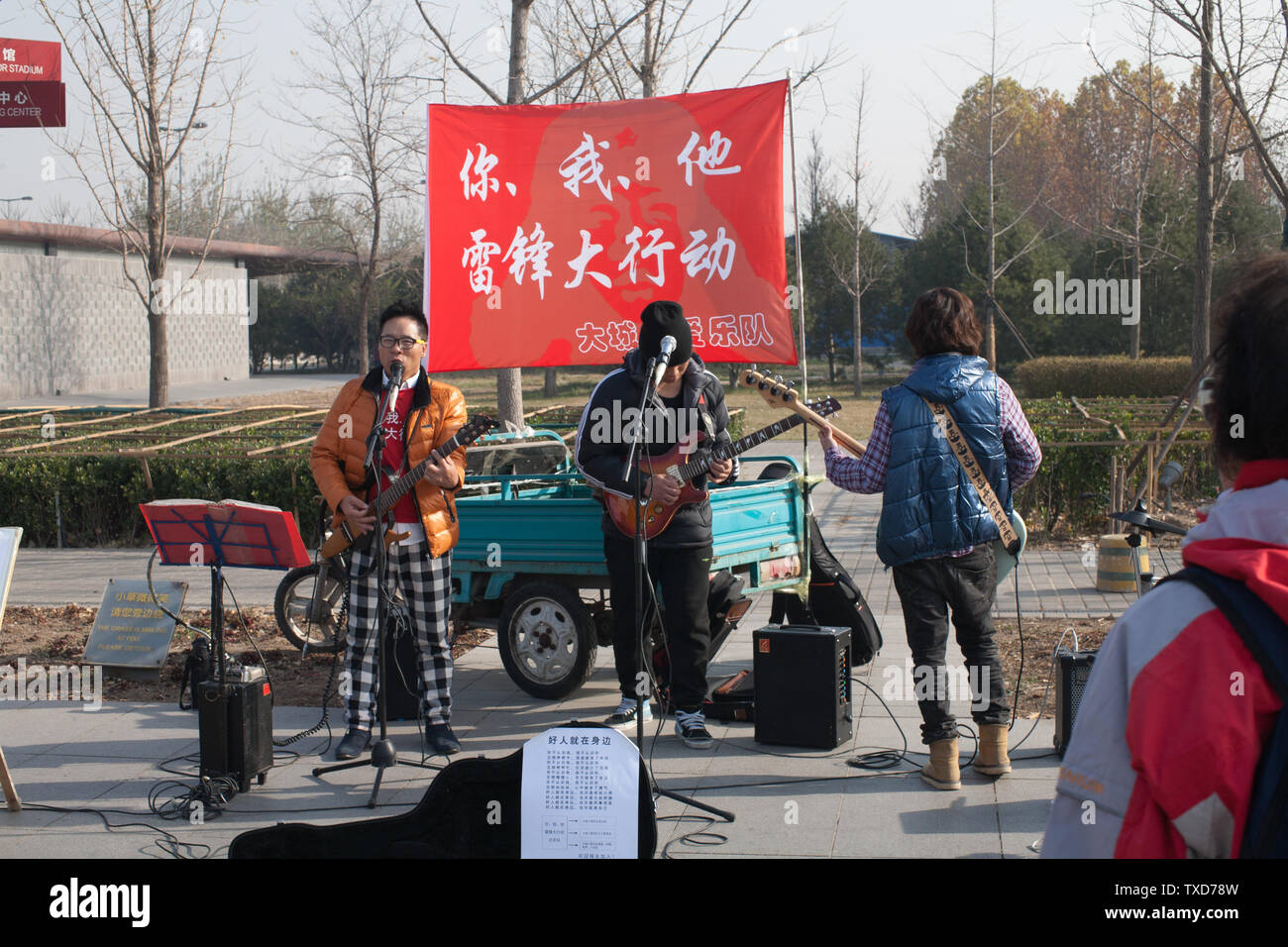 Women street band hi-res stock photography and images - Alamy