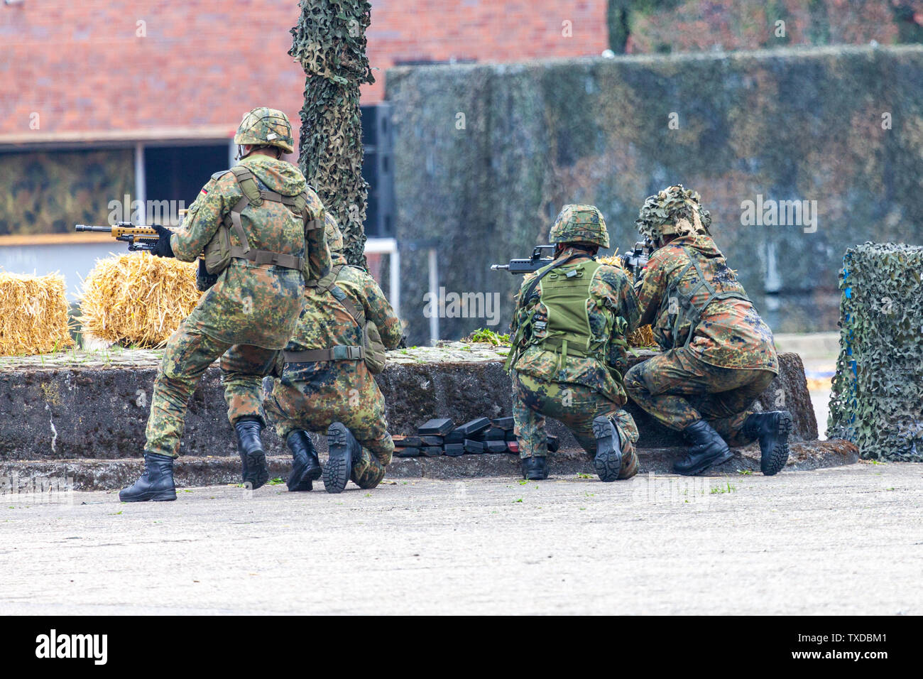 German soldiers with weapons during a tactical demonstration Stock ...
