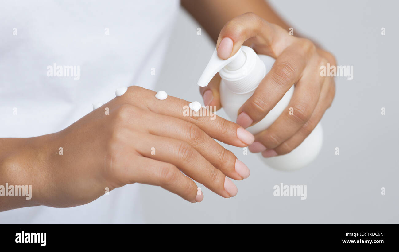 Pumping body lotion bottle hi-res stock photography and images - Alamy
