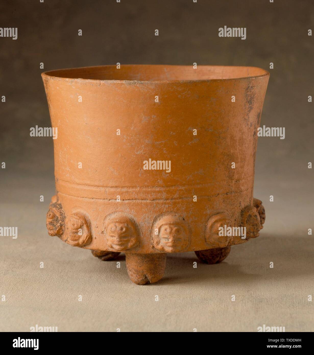 Ancient tripod vessel hi-res stock photography and images - Alamy