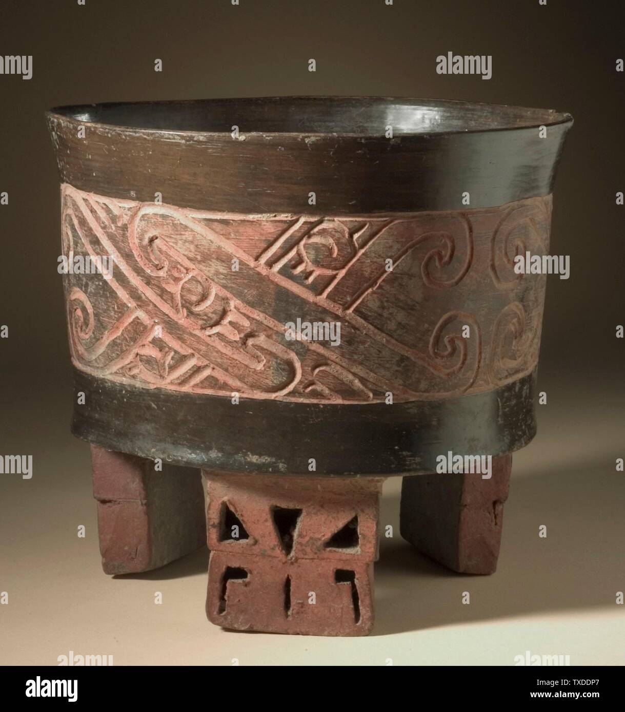Ancient tripod vessel hi-res stock photography and images - Alamy