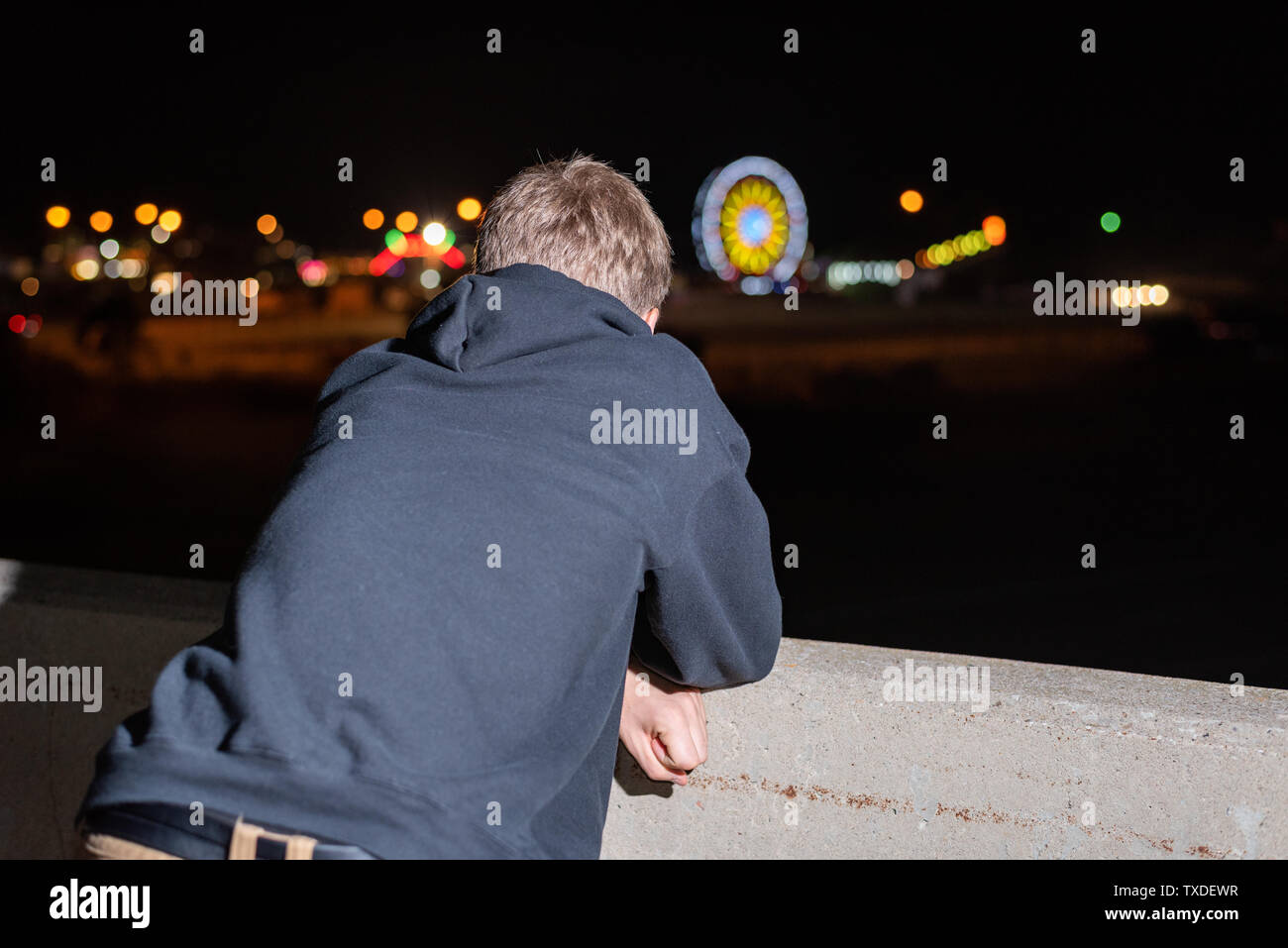 Leaning over rail hi-res stock photography and images - Alamy
