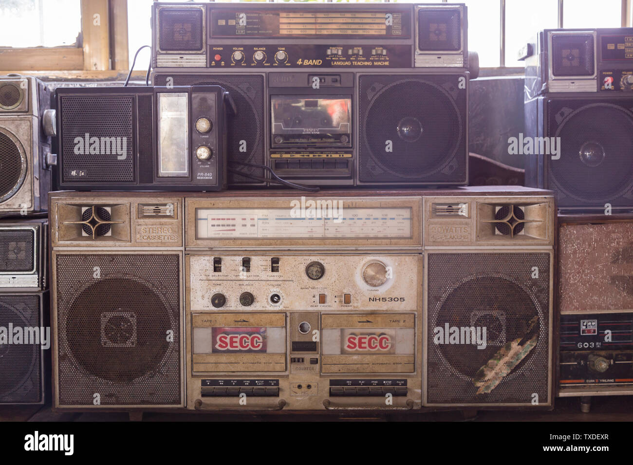 Old-fashioned radio close-up Stock Photo - Alamy
