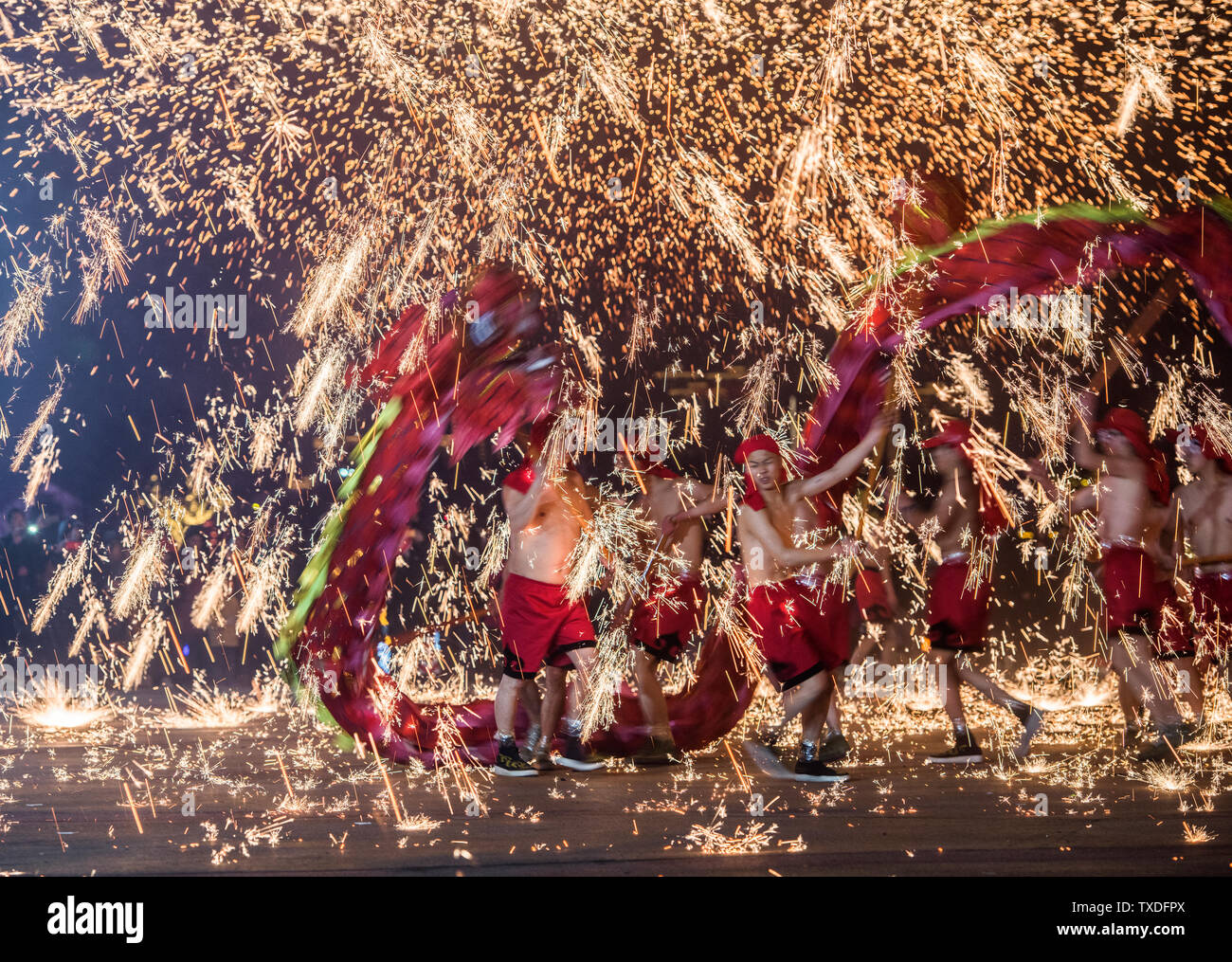 During the Spring Festival, the fire dragon performance at the first ...
