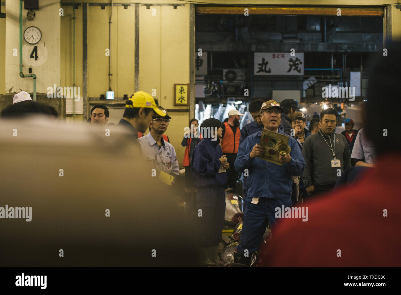 Tokyo tuna auction hi-res stock photography and images - Alamy