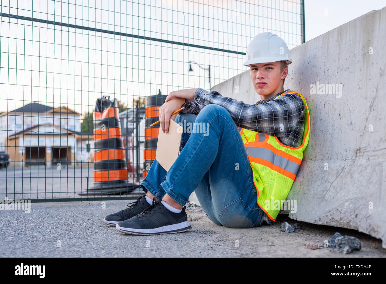 Frustrated white male worker hi-res stock photography and images - Alamy