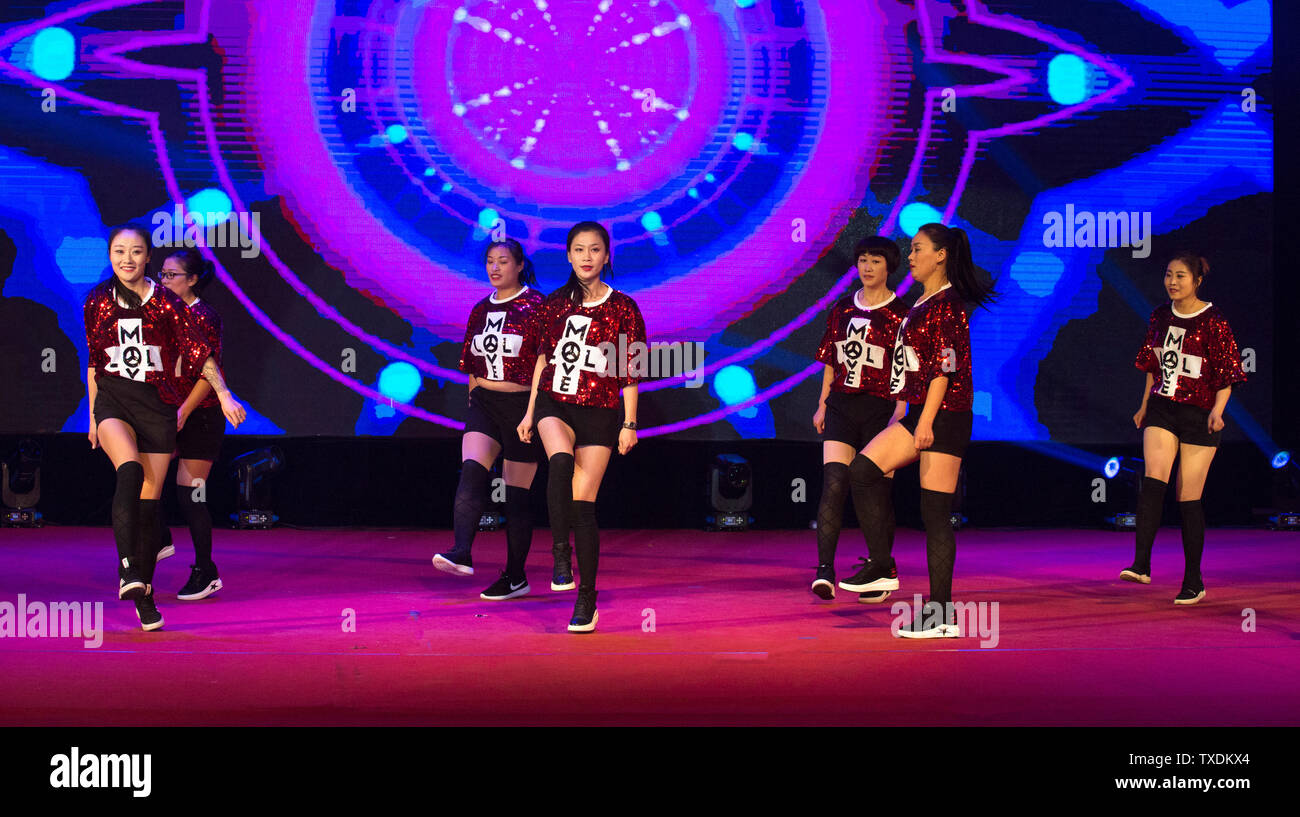 Hip hop dance performance stage hi-res stock photography and images - Alamy