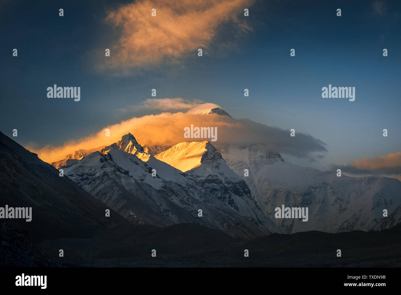 Mount everest and tibet screensaver background with blockbuster hi-res ...
