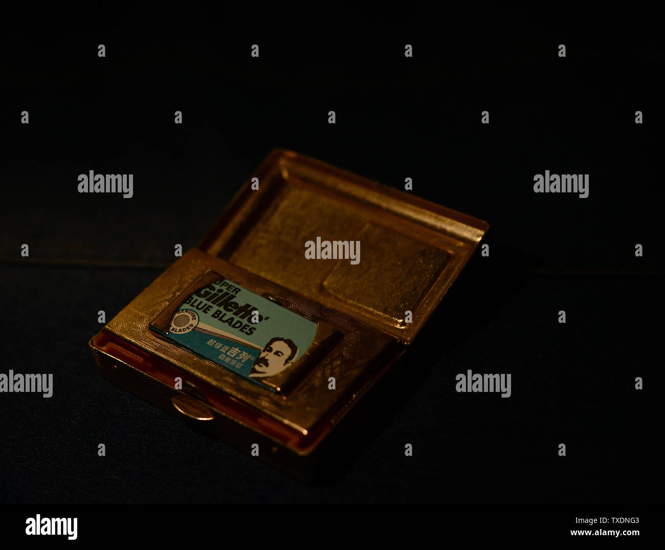 Old-fashioned razor blades Stock Photo - Alamy