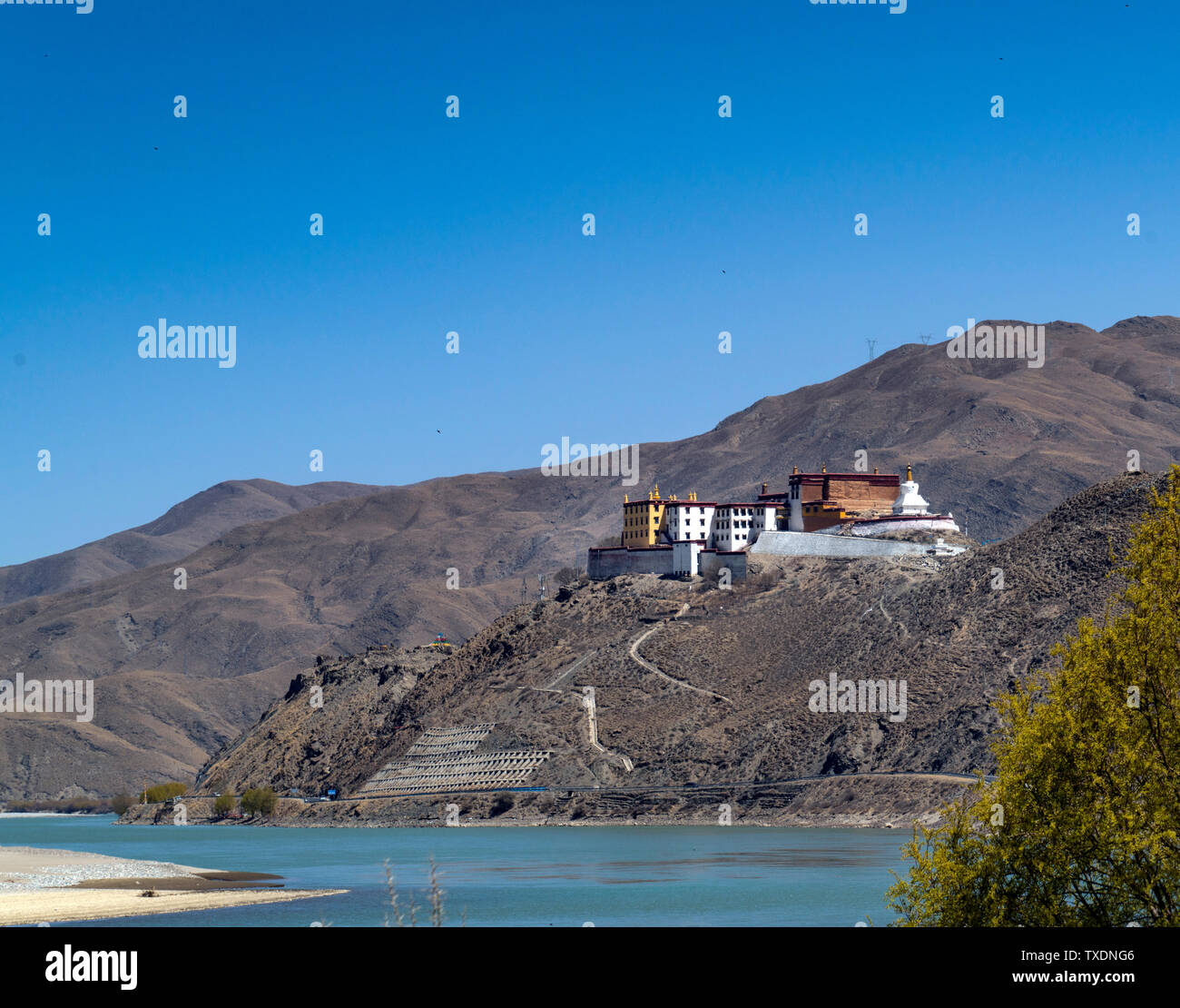 Riverside temple hi-res stock photography and images - Alamy