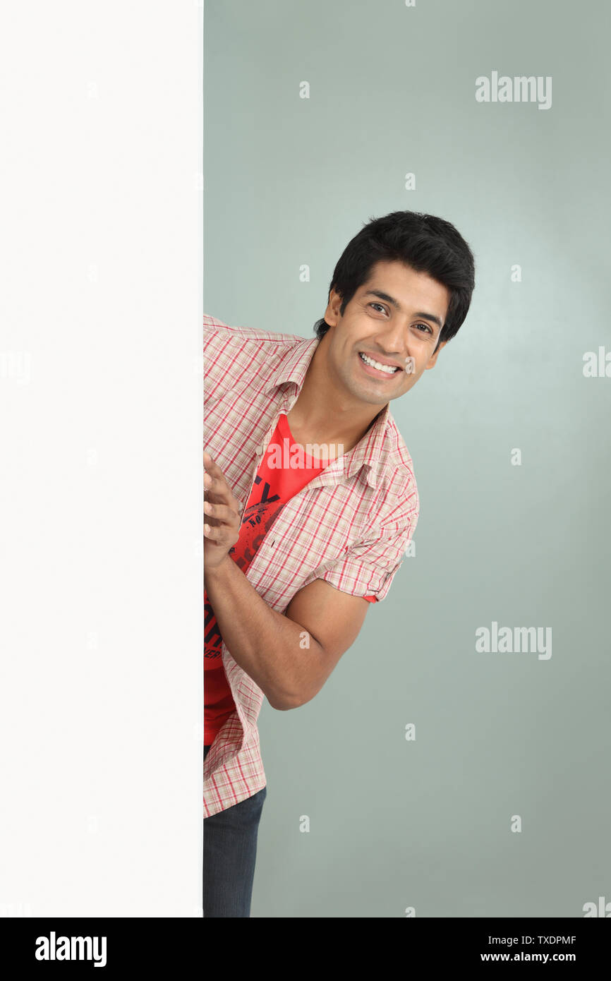 Boy hiding behind a wall hi-res stock photography and images - Alamy
