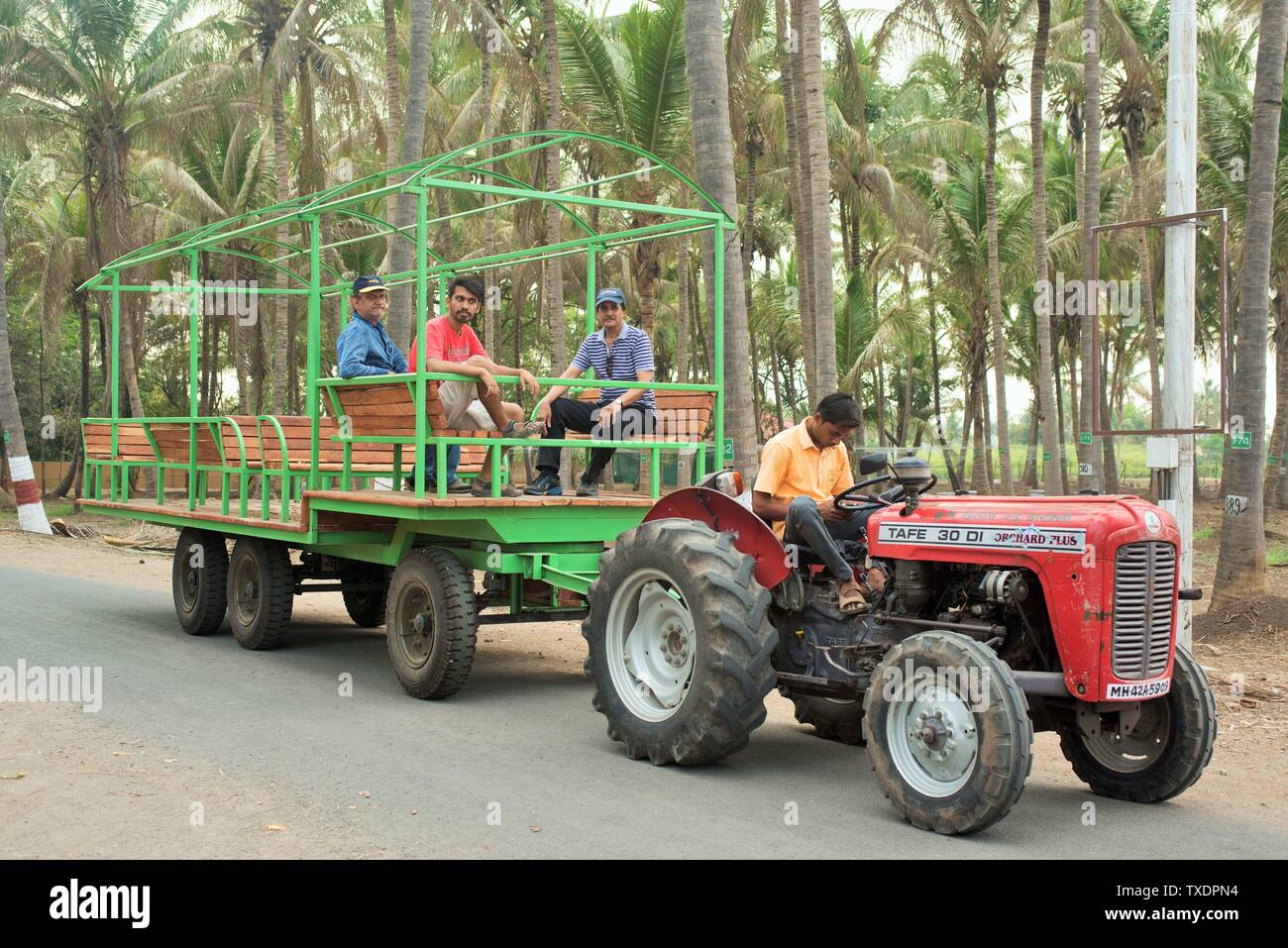 Tractor trolley hi-res stock photography and images - Alamy