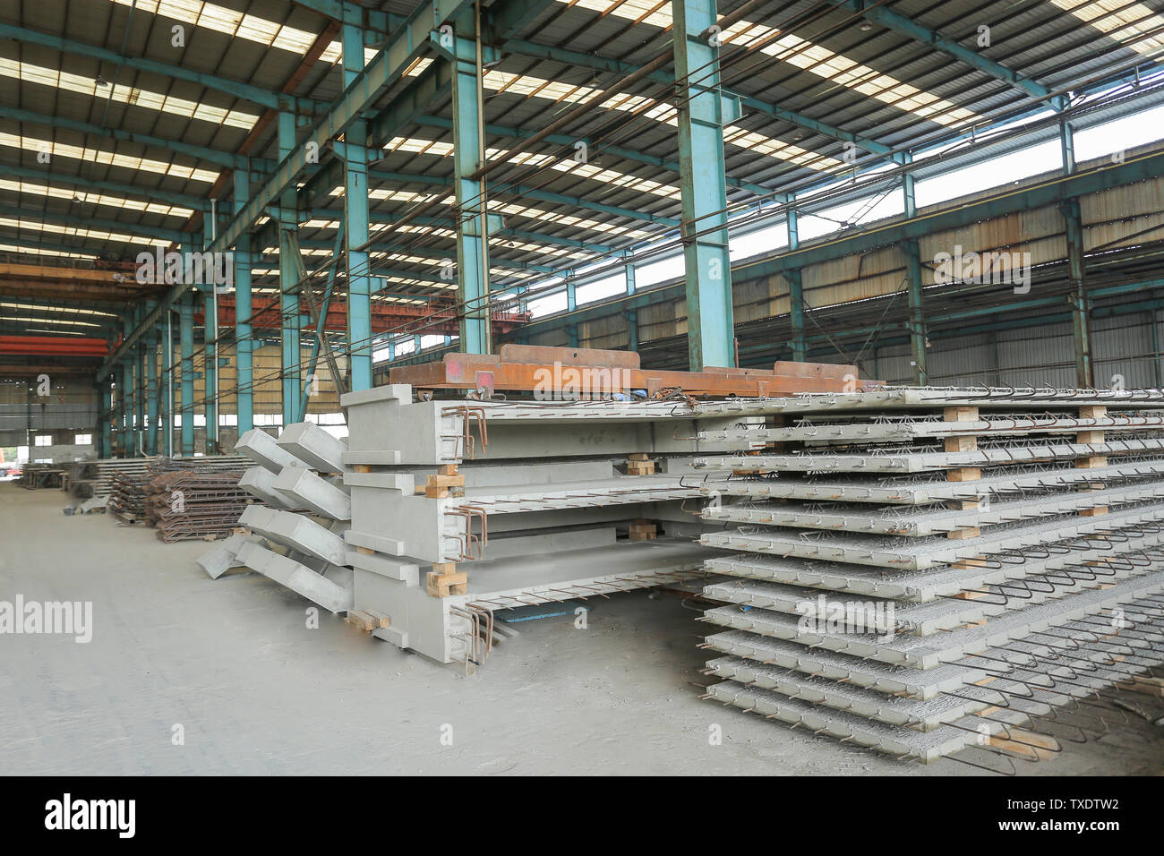 Prefabricated concrete slab construction hi-res stock photography and ...