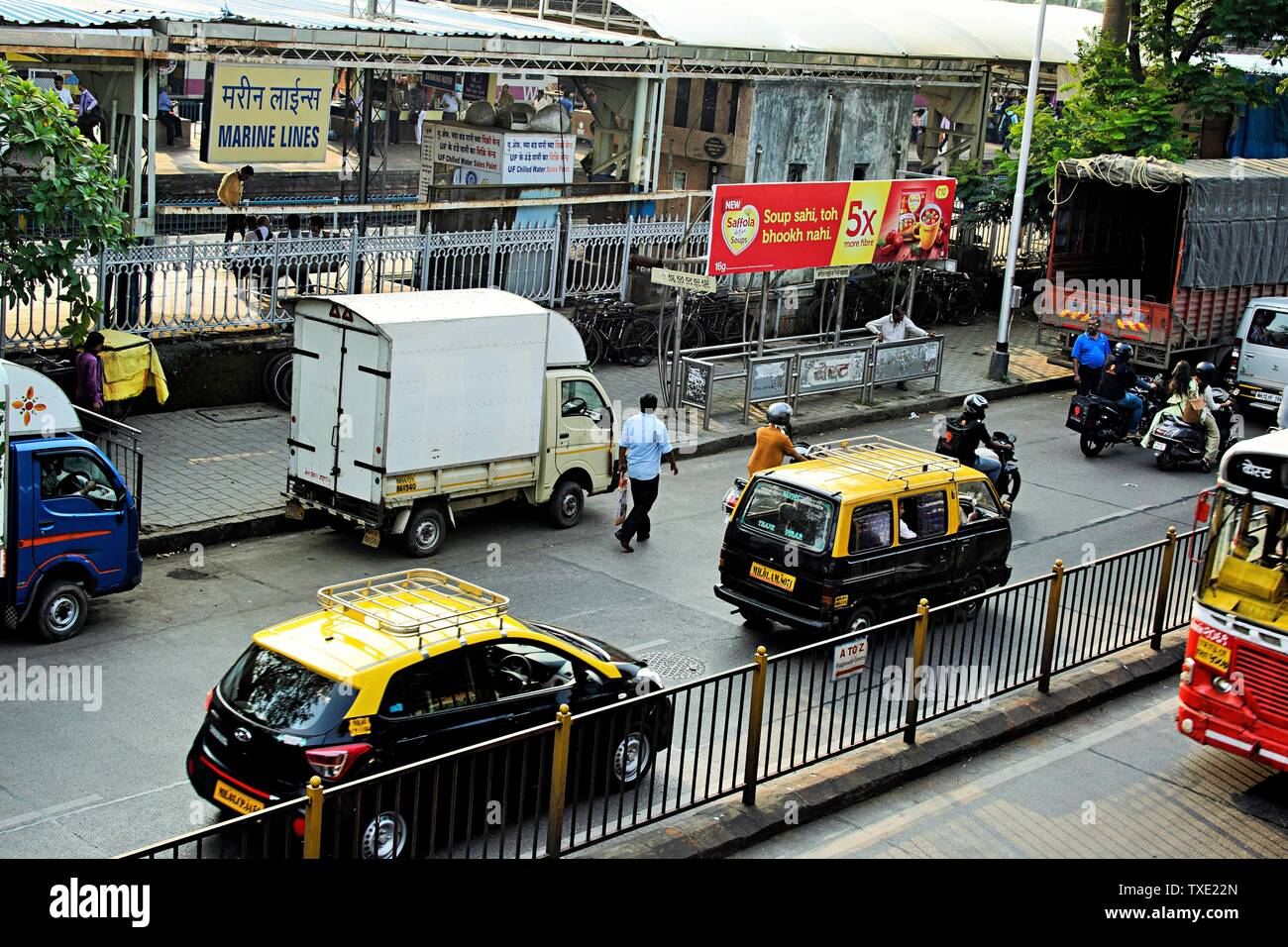Bus stop bombay maharashtra india hi-res stock photography and images ...