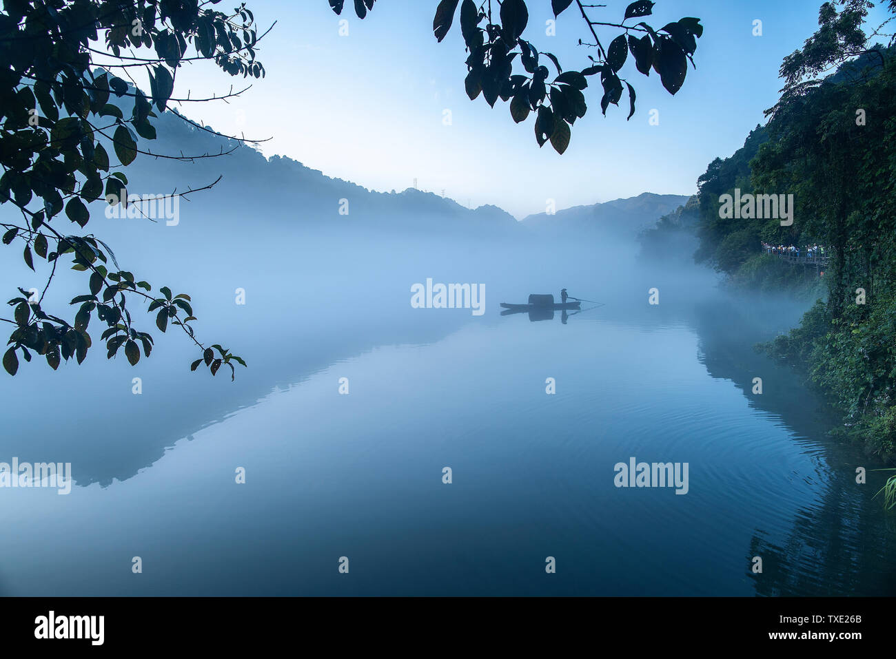 Fog fills Xiao Dongjiang 5 (In the early morning of summer, thick fog ...