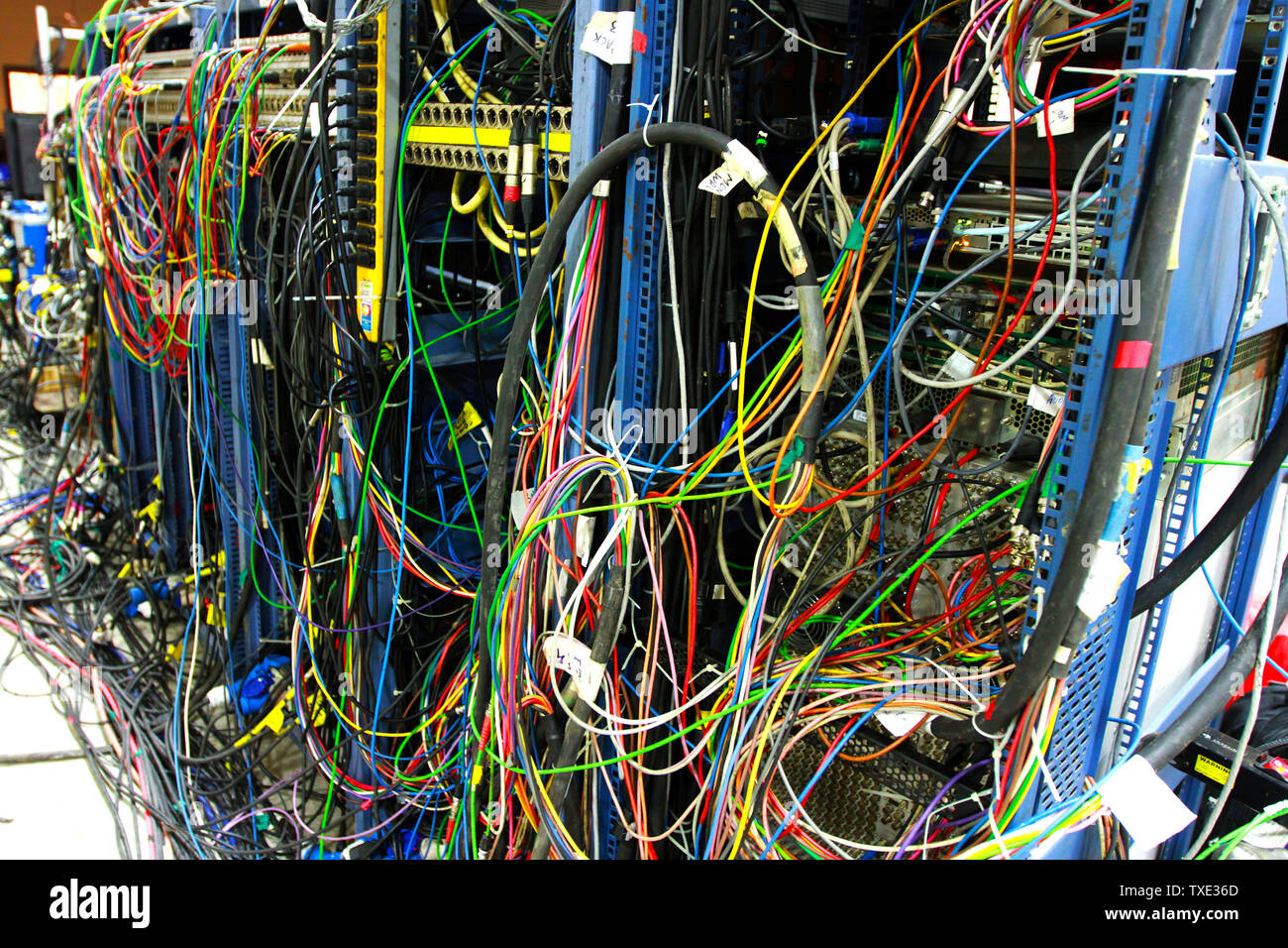 Computer network cabling hi-res stock photography and images - Alamy
