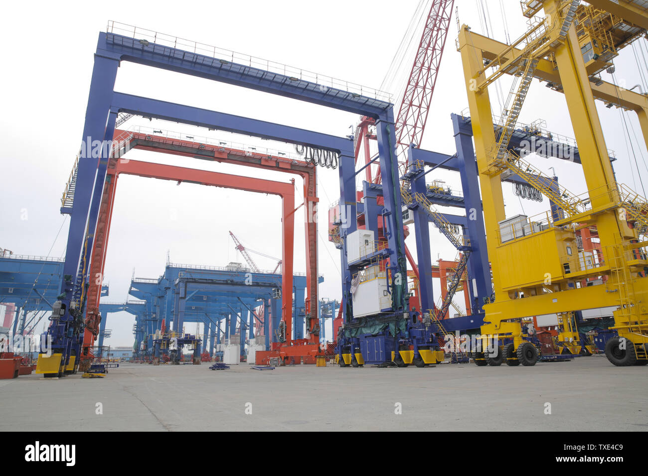 Dragon gate crane track crane Stock Photo - Alamy