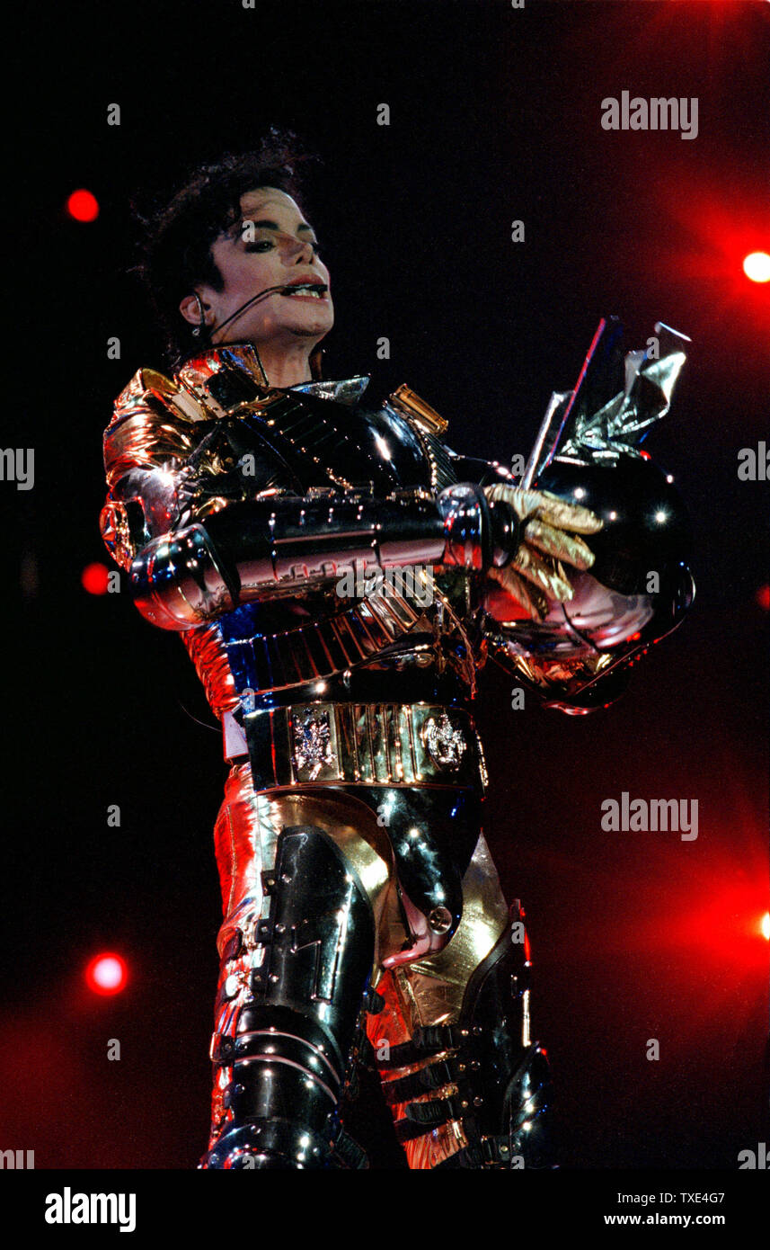 Michael jackson tour 1996 hi-res stock photography and images - Alamy