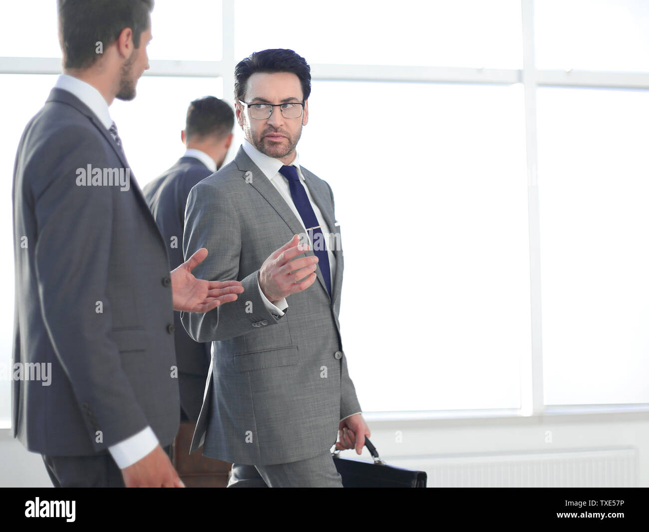 Students walking up steps hi-res stock photography and images - Alamy