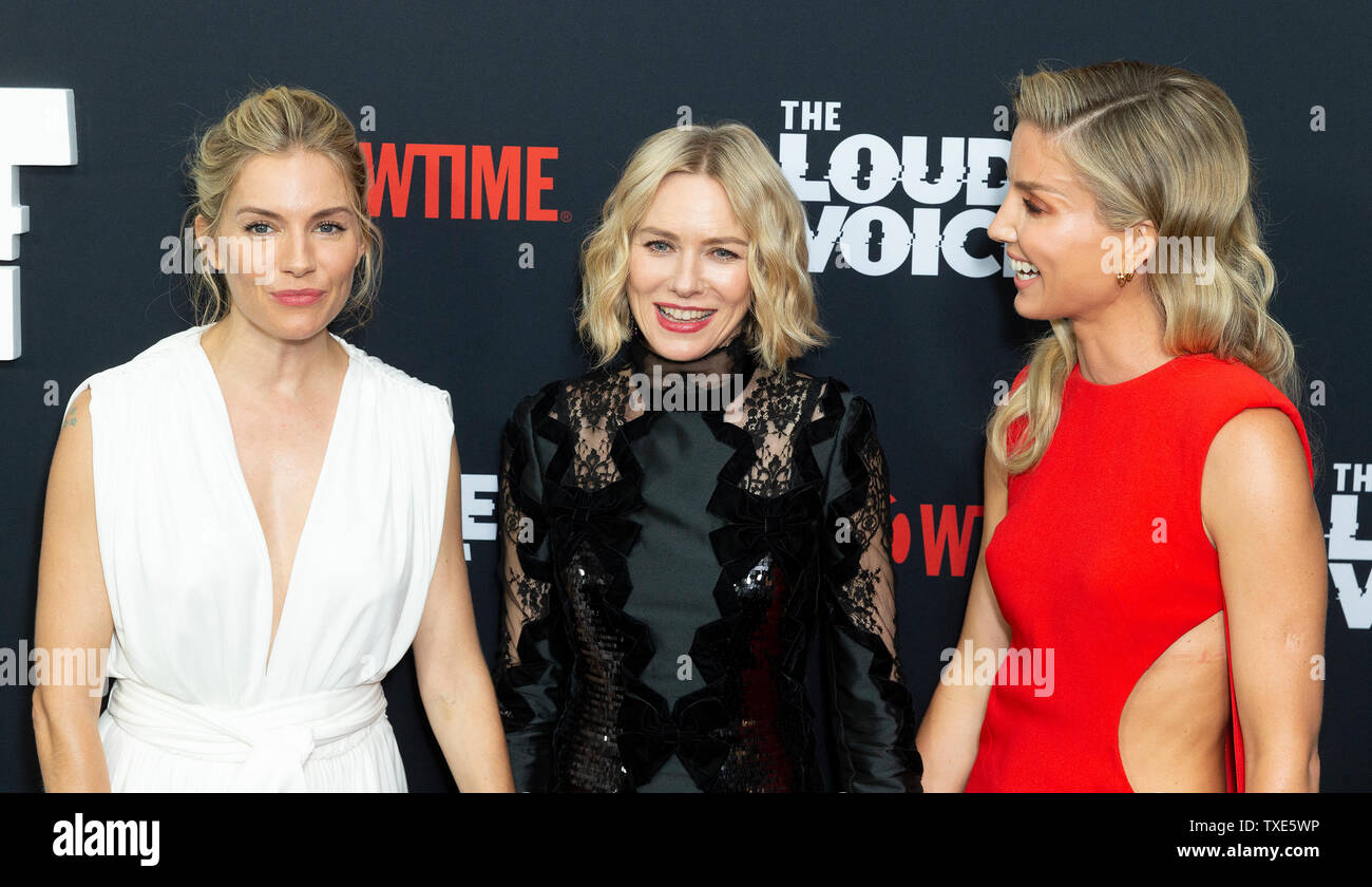 Sienna miller and naomi watts hi-res stock photography and images - Alamy
