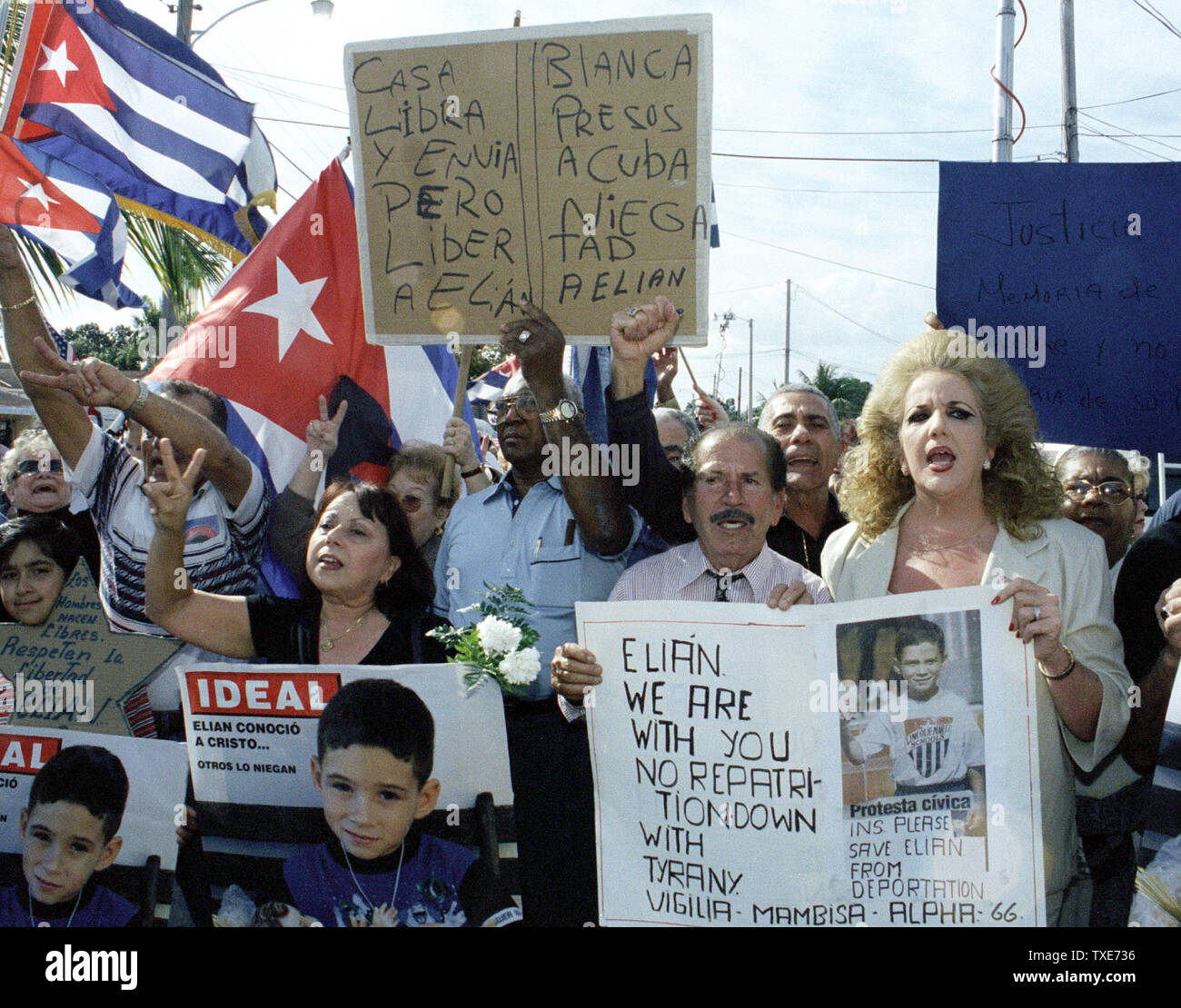 MIA2000012308 - 23 JANUARY 2000 - MIAMI, FLORIDA, USA: Supporters of ...