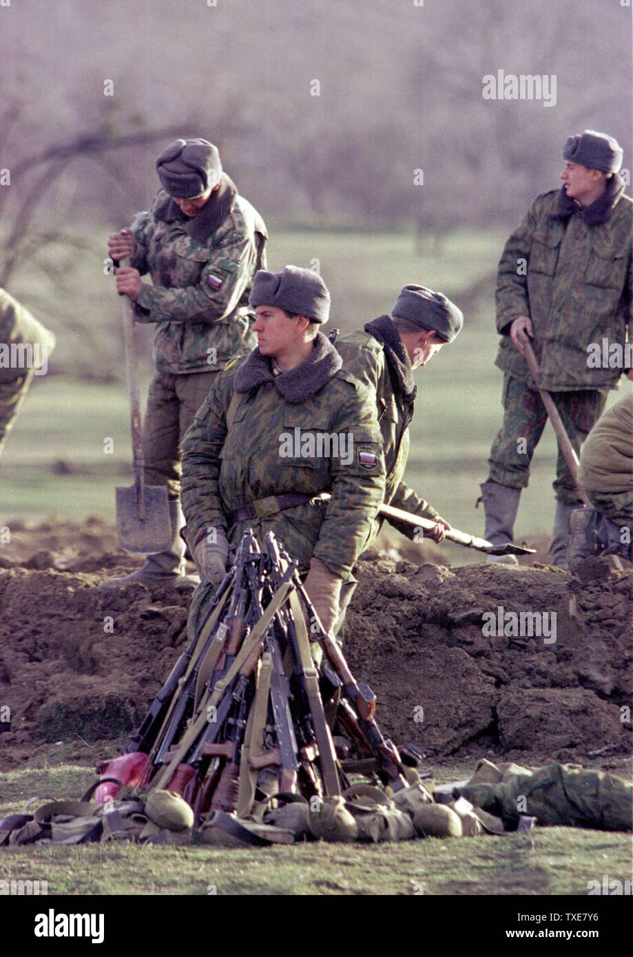 RUS2000012216 - 21 JANUARY 2000 - DUBA-YURT, CHECHNYA, RUSSIA: Russian ...