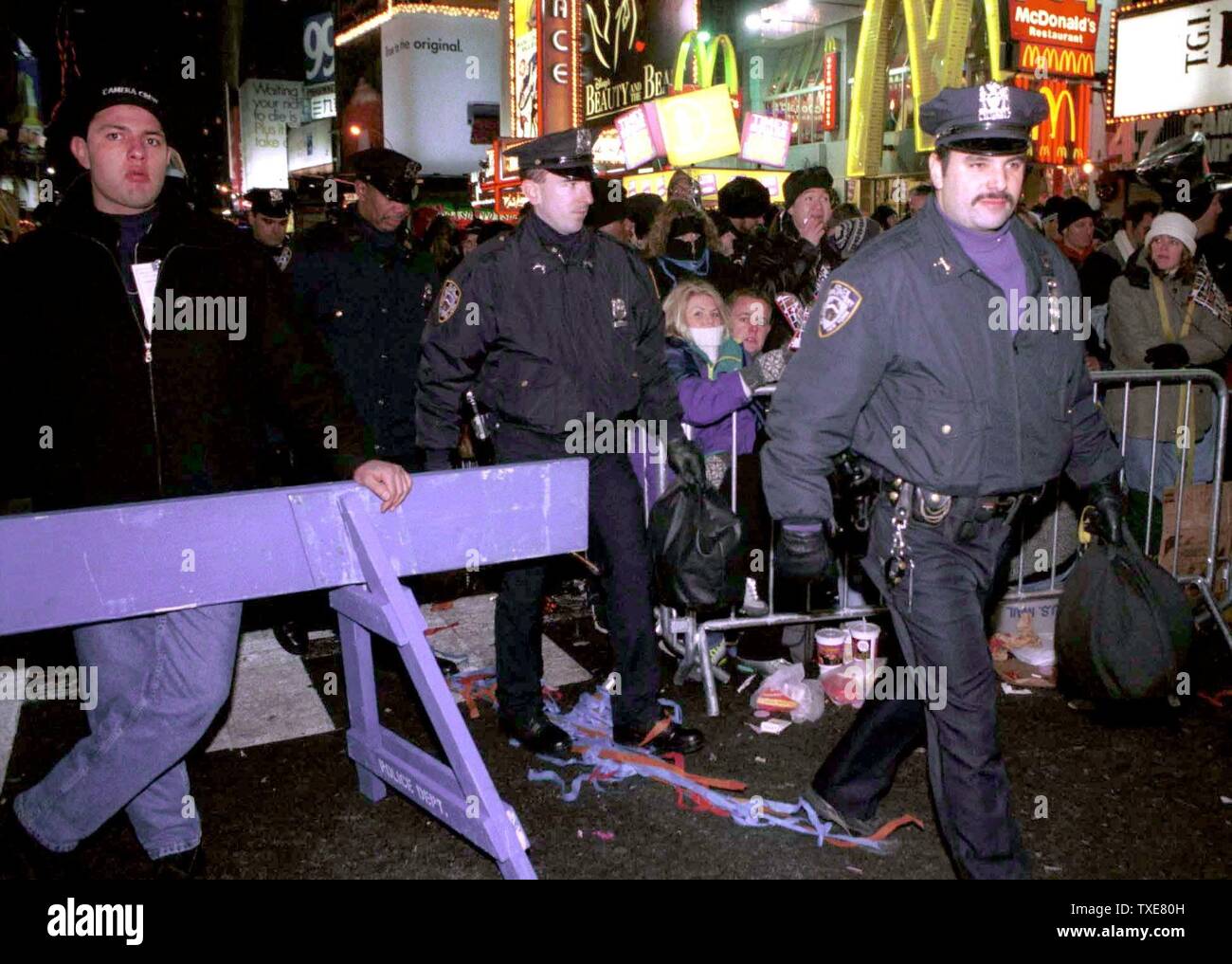 NYP2000010105 - 01 JANUARY 2000 - NEW YORK, NEW YORK,USA: Police patrol ...