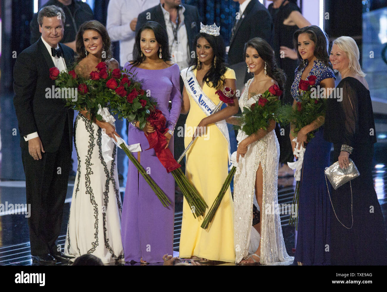 Nina Davuluri of New York poses with her court after being crowned Miss ...