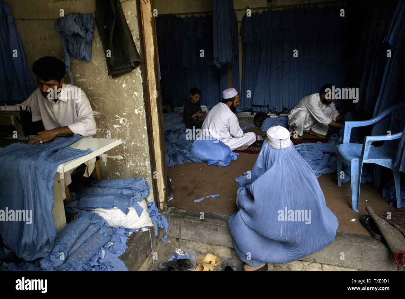 Afghan woman in burqa hi-res stock photography and images - Alamy