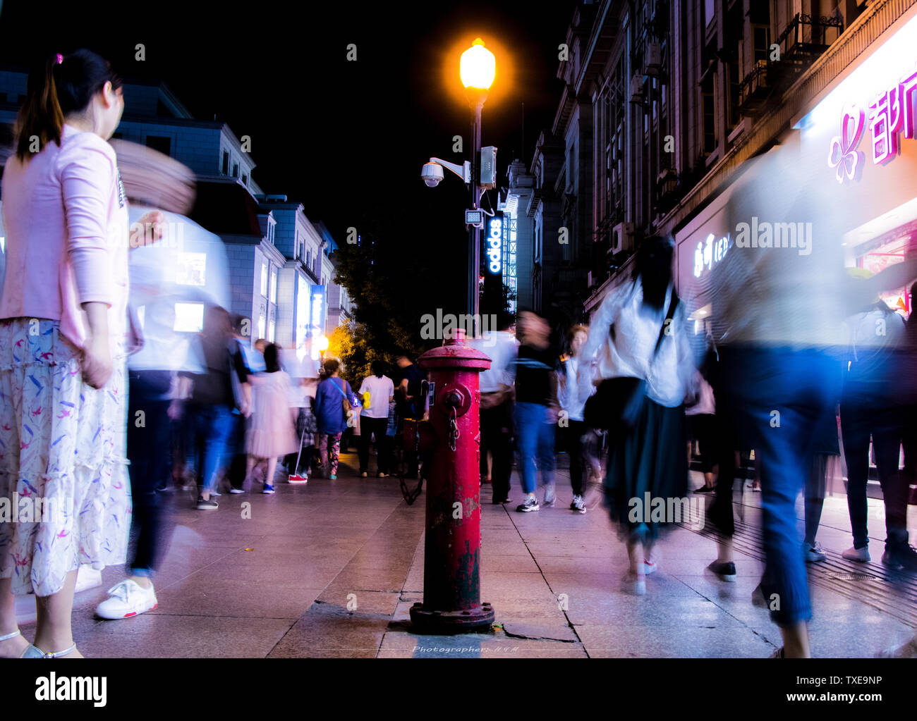 People come and go Stock Photo - Alamy
