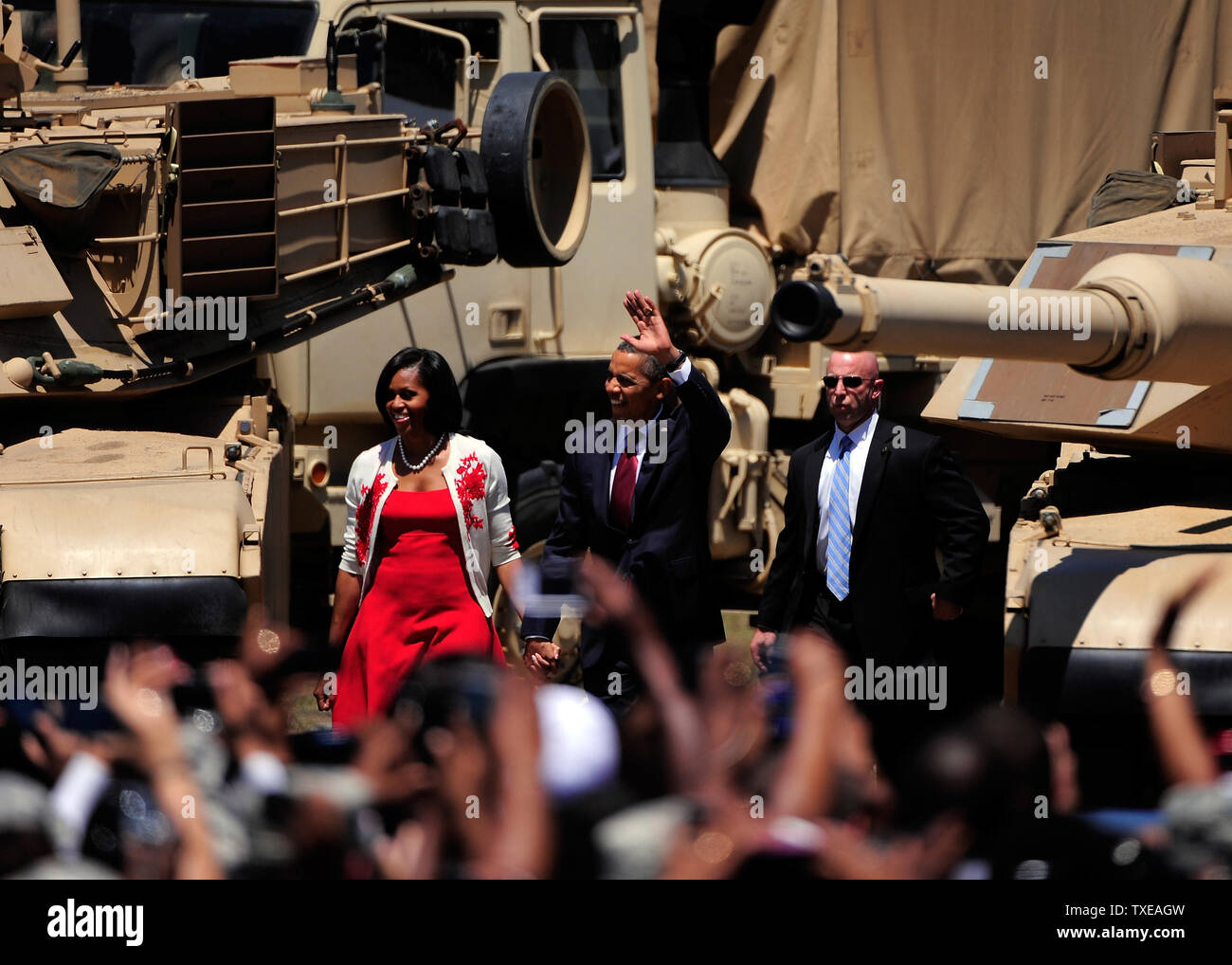 President Barack Obama and First Lady Michelle walk through M1 Abrams ...