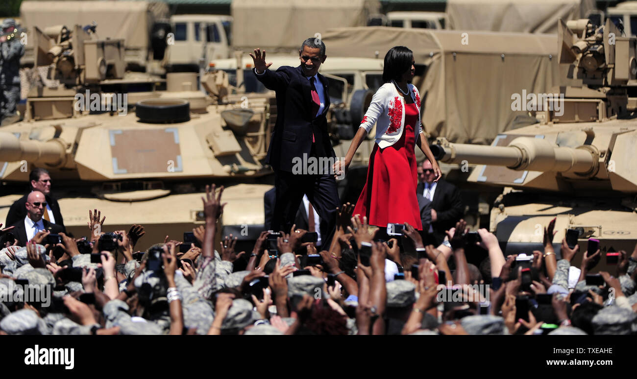 President Barack Obama and First Lady Michelle walk past M1 Abrams ...