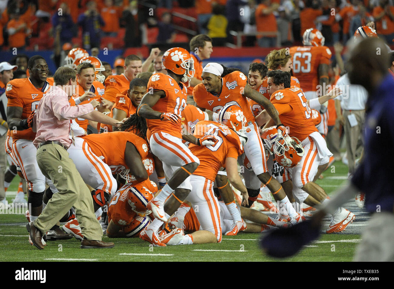 Clemson celebrates their 25-24 last-second win over LSU in the Chick ...