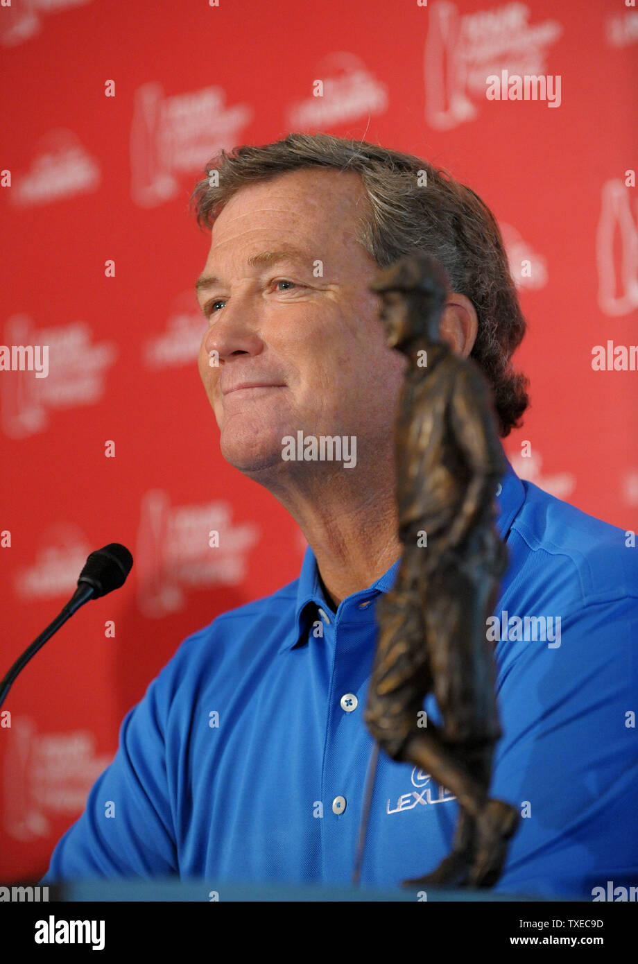 Peter Jacobsen accepts the 2013 Payne Stewart Award for his passion ...